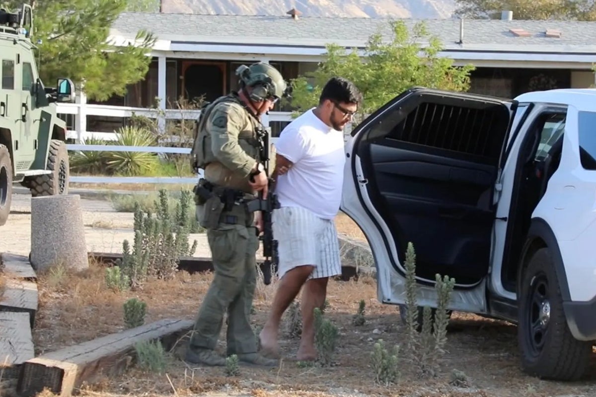 Emmanuel Haro’s father, clad in prison jumpsuit, seen helping police ...